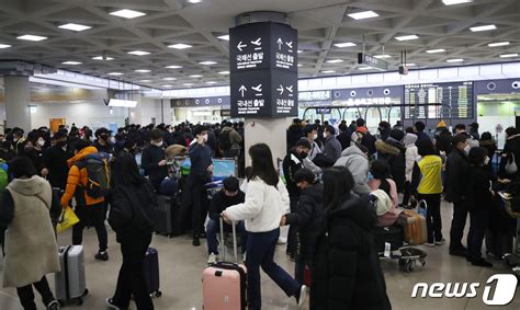 제주공항 운항 재개…붐비는 탑승장 네이트 뉴스