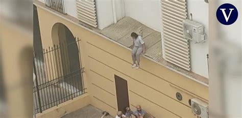 Una Mujer Escapa De Un Incendio Al Saltar De Un Primer Piso A Los Brazos De Sus Vecinos En Jerez
