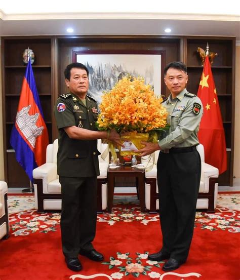 នាយឧត្តមសេនីយ៍ វង្ស ពិសេន ដឹកនាំប្រតិភូជូនពរ ឯកអគ្គរដ្ឋទូតចិន និងអនុព័ន្ធយោធាចិនប្រចាំនៅកម្ពុជា