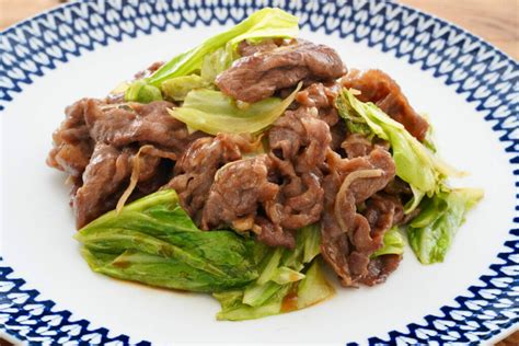柔らか食感の甘辛レシピ！牛肉とキャベツのオイスターソース炒め。 やまでら くみこ のレシピ