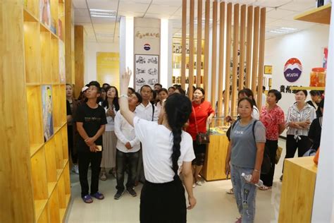 贵州省电子商务协会 关岭县创业致富带头人一行到协会基地参观考察