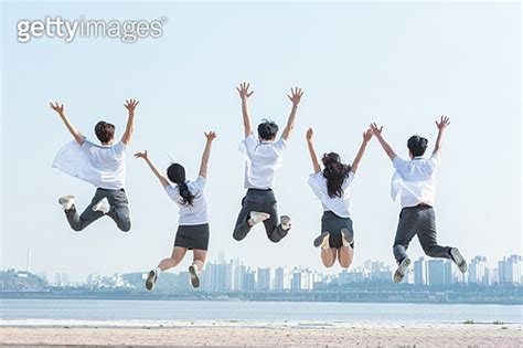 십대 인간의나이 교복 미소 밝은표정 고등학생 학교생활 계단 점프 활력 컨셉 이미지 Jv11370137