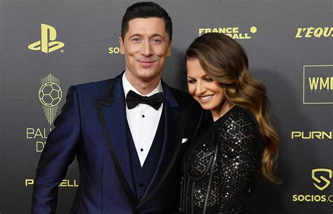 「お幸せに！」レヴァンドフスキのバレンタインは最愛の妻と素敵な夜を「ロマンチック」 超ワールドサッカー！