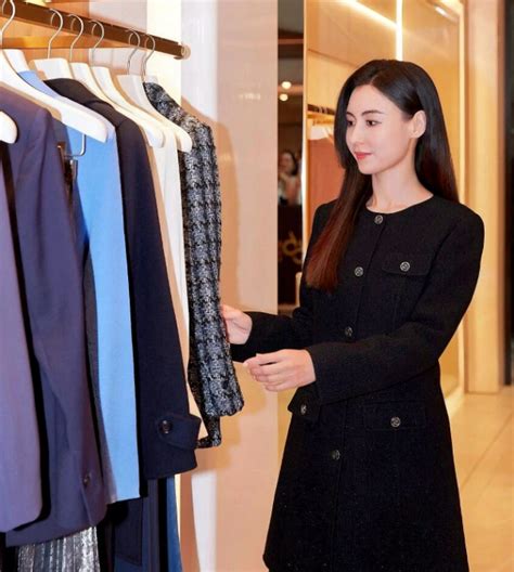 44岁张柏芝现身商场！化淡妆灵动美丽、清纯性感，气质不输顶流！