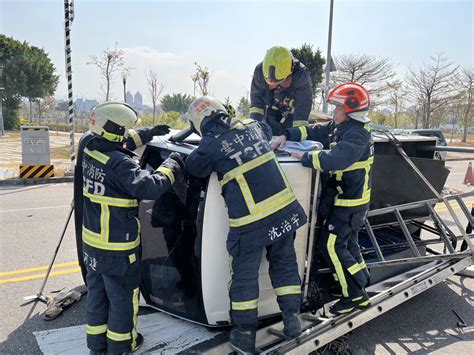台中小貨車被撞翻覆駕駛受困 消防隊員救出送醫 Enn台灣電報