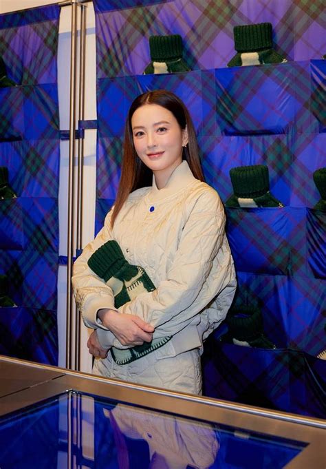 패션엔 정유미 영국 해롯백화점 칵테일 파티 ‘윰블리 모습 그대로 퀼팅 셋업 파티룩