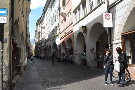 무료 이미지 보행자 도로 거리 골목 시티 도심 수송 관광 여행 레인 하부 구조 아케이드 이웃 도시 지역 인간 정착 비 건축물 6000x4000