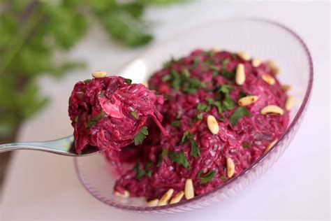 Rote Beete Salat mit Walnüssen Apfel und Schmand