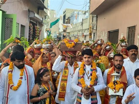 Women Took Out Kalash Yatra Welcomed By Showering Flowers At Various