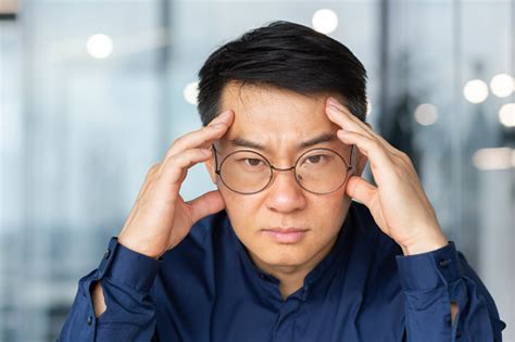슬픈 아시아 사업가 카메라를 보고 있는 안경을 쓴 남자 직장에서 사무실 내부 셔츠를 입은 상사의 근접 촬영 사진 35 39세에