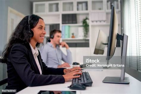 비즈니스 남성과 여성은 운영자로 일하며 사무실 직장에서 일하는 동안 행복해 보입니다 사람들에 대한 스톡 사진 및 기타 이미지