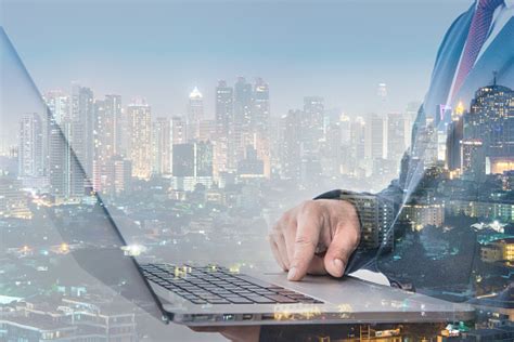 노트북을 사용 하 여 흰색으로 사업가의 이중 노출 시 밤 배경 흐림 개념에 대한 스톡 사진 및 기타 이미지 개념 고름 기업 비즈니스 Istock