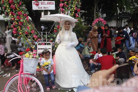 Foto Libur Tahun Baru Kawasan Kota Tua Dipadati Wisatawan