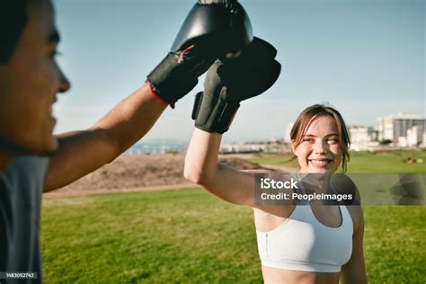 여성 개인 트레이너 및 복싱 하이 파이브는 자연 공원에서 승리 성취 또는 성공을 위해 야외에서 승리합니다 스포츠 운동에 만족하거나 동기 부여 에너지 및 남자 코치와 함께
