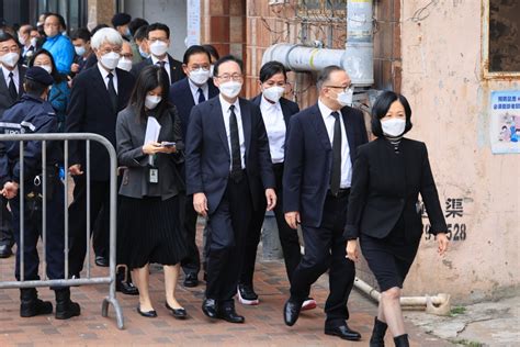 香港各界人士前往中聯辦弔唁前國家主席江澤民 頭條 香港中通社