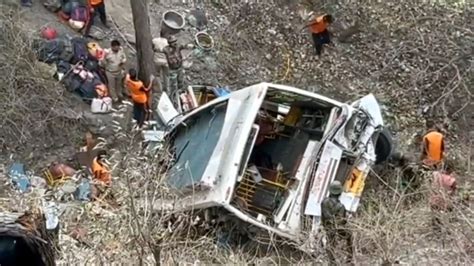 Two Killed 16 Injured In Mini Bus Accident In Kalith Akhnoor