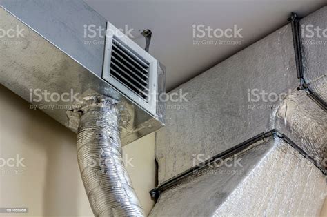 安裝在工業建築天花板上的工業風管通風設備和管道系統 照片檔及更多 人體內管道 照片 人體內管道 冷氣 出風口 Istock