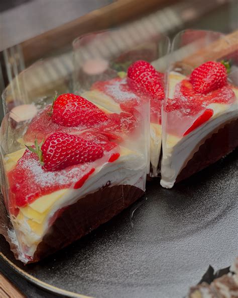 스윗콤마 은평구 초콜릿 • 수제초콜릿전문점 • 수제초콜릿 • 초코렛선물 • 응암동디저트 • 발렌타인데이초콜릿 스윗콤마 디저트 라인업~ 오늘 봄딸기 가득 넣고 수제