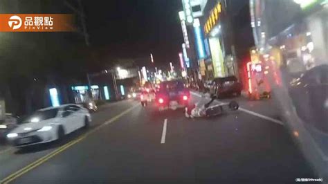貨車硬切！害短裙妹慘摔「白皙長腿磨地」驚悚畫面曝