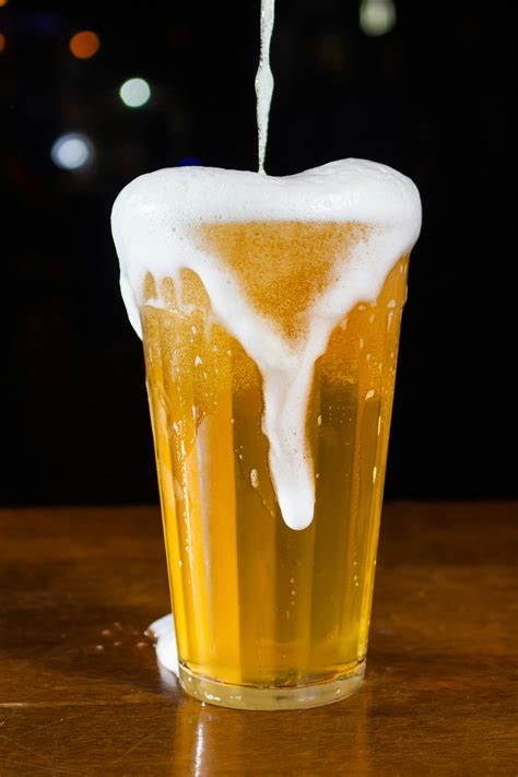 갈증 해소 거품 거품 같은 그림자 다채로운 라거 마시는 것 막대기 맥주 맥주 거품 몽골리아 미니멀리스트