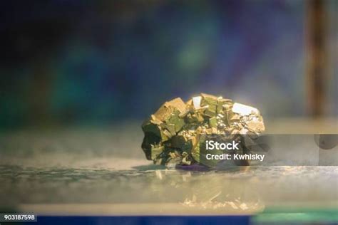 채광 하 고 산업 토사에서 황 철 광 바위 견본입니다 광물 Pyrite 또는 철 황 라고 바보의 금 화학 수식 Fes2와 철 황하 물 이다 0명에 대한 스톡 사진 및 기타