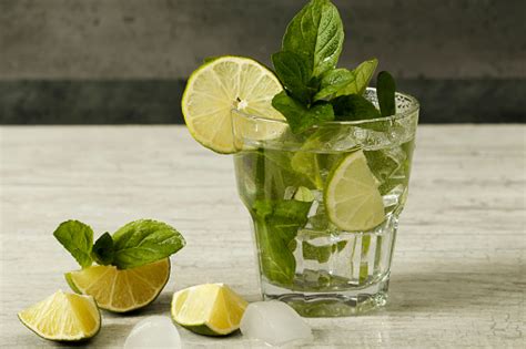 검은 배경에 라임 얼음 조각 민트가 있는 모히토 칵테일 공간을 복사합니다 소박한 테이블에 모히토 칵테일 회색 돌 배경에 모히토 목재 재료에 대한 스톡 사진 및 기타 이미지