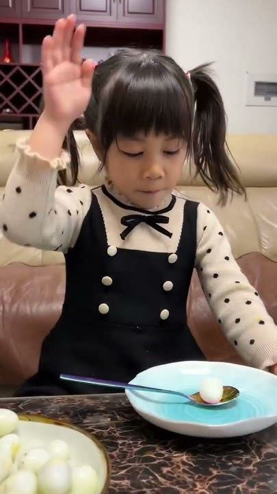 这父女俩为了吃饭 练过杂技吧？cute 搞笑 Funny Foodie 萌娃 Youtube