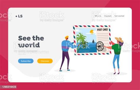 방문 페이지 템플릿을 여행 한 후 메모리 열대 해변과 야자수와 함께 거대한 엽서를 들고있는 작은 캐릭터 벡터에 대한 스톡 벡터