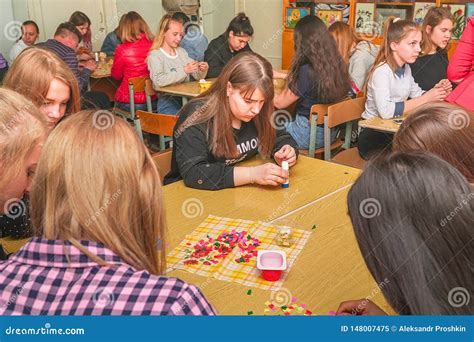 Os Estudantes Criam Of Cios Do Papel Imagem Editorial Imagem De