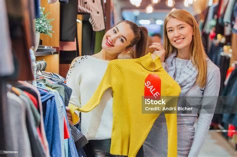 두 여자 친구가 같은 일을 좋아 했다 기분이 좋고 웃 고 웃 고 있습니다 2명에 대한 스톡 사진 및 기타 이미지 2명 갈색 머리 고객 Istock