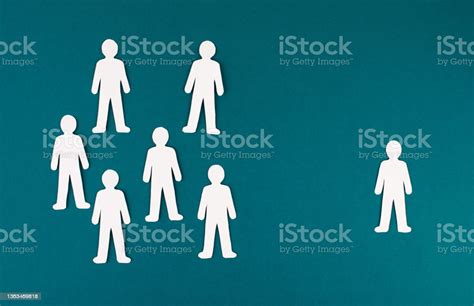 사람들의 그룹은 함께 서 반대쪽에 혼자 서 하나의 지도자 리더십 비즈니스 개념 0명에 대한 스톡 사진 및 기타 이미지 0명 Junts Pel Sí 개념 Istock