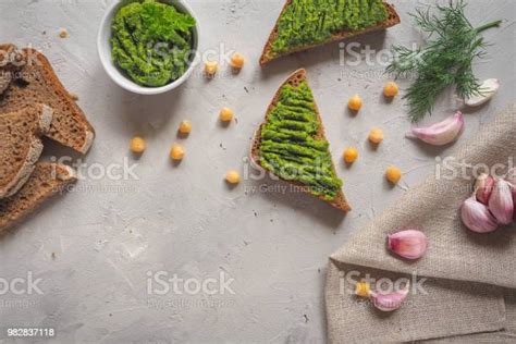 회색 콘크리트 배경과 아보카도 소스와 병아리콩 마늘 통 밀 빵 슬라이스 갈색에 대한 스톡 사진 및 기타 이미지 갈색 건강한