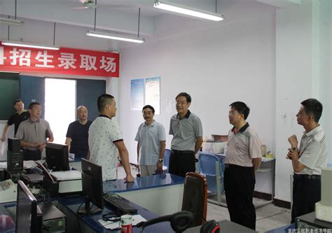 认真开展党的群众路线教育实践活动——学院领导现场检查指导暑期工作 重庆工贸职业技术学院