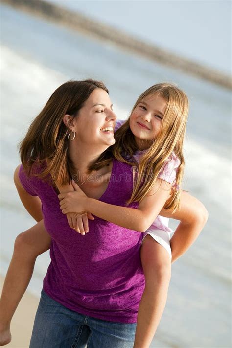Moeder En Dochter Stock Afbeelding Image Of Levensstijl 16088229