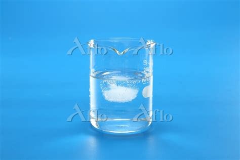 水の入ったビーカーに氷を入れる 30219643 の写真素材 アフロ