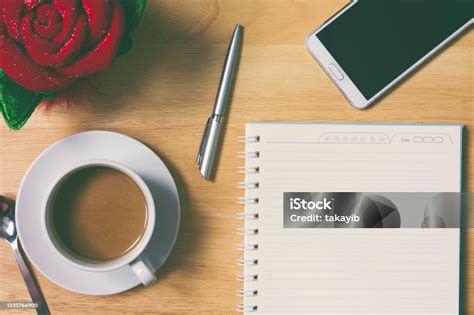 나무 테이블에 커피 노트북 종이 펜 스마트 폰 및 안경 한 잔이있는 간단한 작업장 0명에 대한 스톡 사진 및 기타 이미지 0명 개체 그룹 계획 Istock