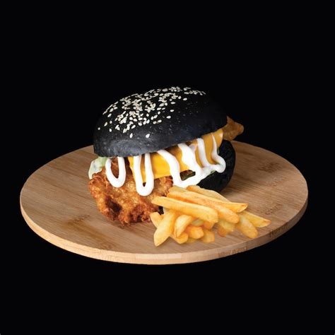 Hambúrguer Preto De Peixe Frito Com Batatas Fritas Servidas Na Vista