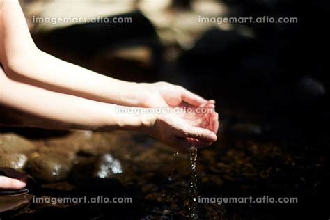 川で水をすくう女性の手元の写真素材 201449406 イメージマート