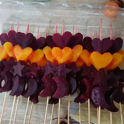 تزیین لبو شب یلدا ساده با سیخ چوبی تزیین لبو برای مدرسه