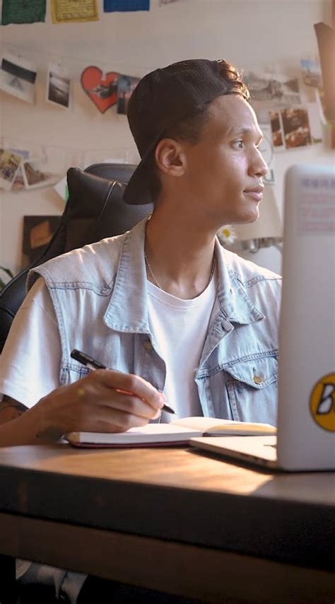 가정 학교 고정 샷 공부하는 공책 교육 기술 남성 남자 노트 노트북 메모장 방 방 장식 백 플립 캡 생산성 소년 숙제 신중한 실내 쓰는