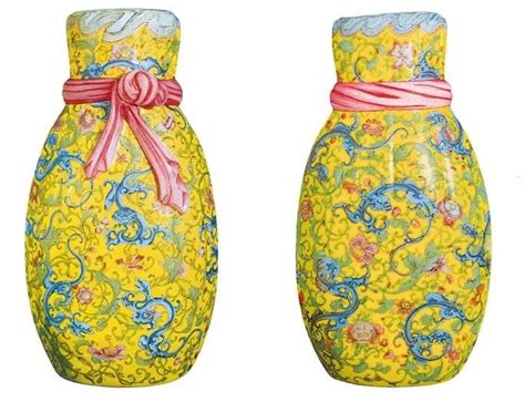 蘇富比秋拍重器：有凤来仪 乾隆款玻璃胎画珐琅凤舞牡丹袱系瓶百科ta说