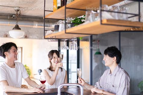 バーでお酒を飲む若者の写真素材 178248429 イメージマート