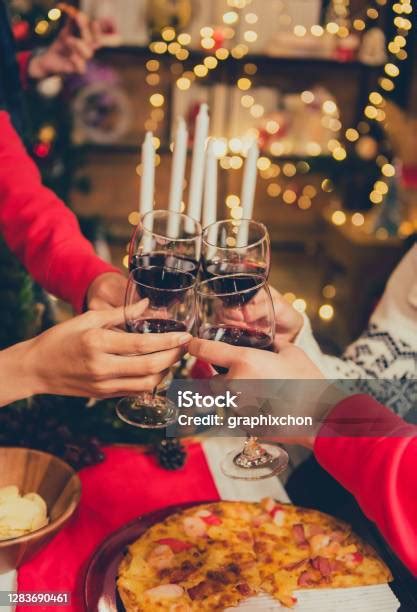 친구와 함께 크리스마스와 새해 파티 휴일 에 축하 레드 와인과 샴페인을 마시는 겨울에 대한 스톡 사진 및 기타 이미지 겨울 밤 하루 시간대 백인종 Istock