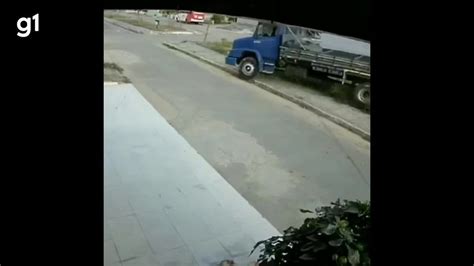 Vídeo mostra momento em que caminhão invade canteiro e bate em micro