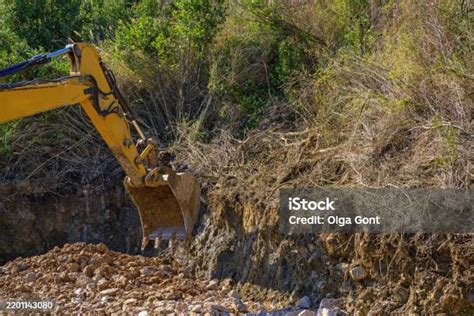 굴착 작업 산에서 도로 건설 중 굴삭기 버킷 몬테네그로 디나르 알프스 0명에 대한 스톡 사진 및 기타 이미지 0명 건설 기계류 건설 산업 Istock