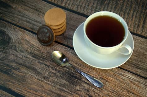 도자기 접시에 홍차 한 잔 숟가락과 초콜릿과 스폰지 쿠키의 스택 나무 테이블에 거짓말 0명에 대한 스톡 사진 및 기타 이미지 0명 갈색 공란 Istock