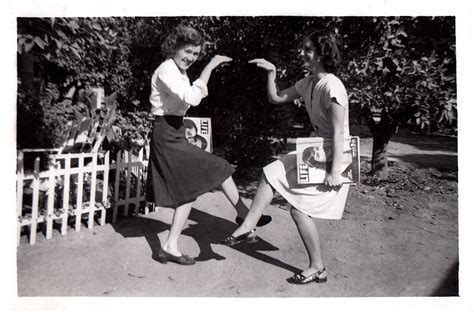 40 Fascinating Candid Snapshots That Show What Women Wore In The 1940s