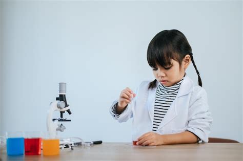 Meninas Fazendo Experimentos Científicos No Laboratório Foco Seletivo