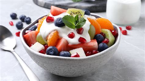 Deliciosa Ensalada De Frutas Con Un Toque De Limón Y Azúcar