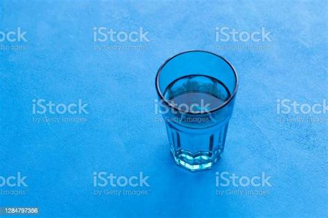 파란색 배경에 투명한 파란색 유리로 물 선택적 초점 복사 공간 유리잔에 대한 스톡 사진 및 기타 이미지 유리잔 탁자 0명 Istock